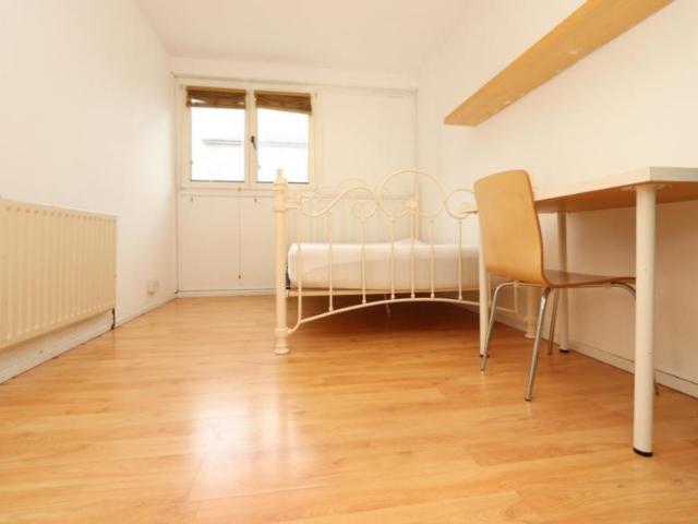 Shared Living/roommate 4 Bedroom For Rent London London 889 ES90559405