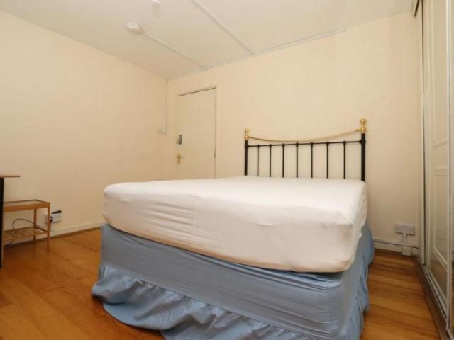 Shared Living/roommate 4 Bedroom For Rent London London 889 ES90559648