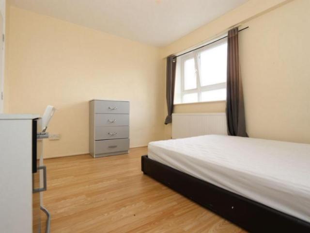 Shared Living/roommate 4 Bedroom For Rent London London 889 ES90560082
