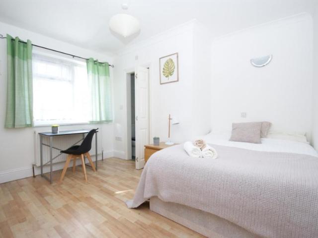 Shared Living/roommate 4 Bedroom For Rent London London 880 ES90562415
