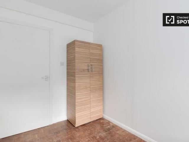 Shared Living/roommate 4 Bedroom For Rent London London 880 ES98960527