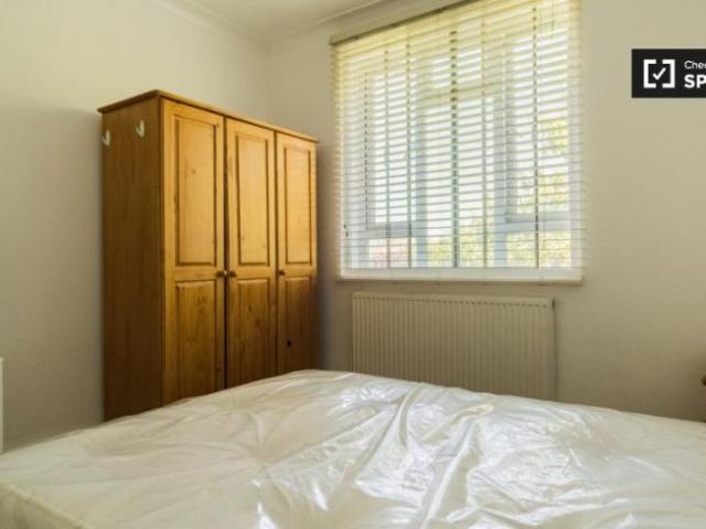 Shared Living/roommate 4 Bedroom For Rent London London 880 ES99725004