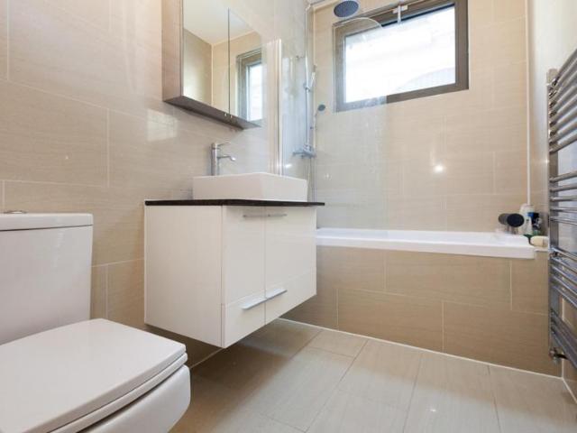 Shared Living/roommate 4 Bedroom For Rent London London 890 ES90563324