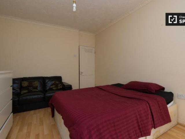 Shared Living/roommate 4 Bedroom For Rent London London 910 ELS101840532