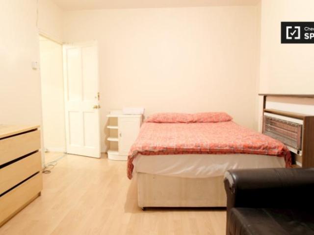Shared Living/roommate 4 Bedroom For Rent London London 910 ELS101853627