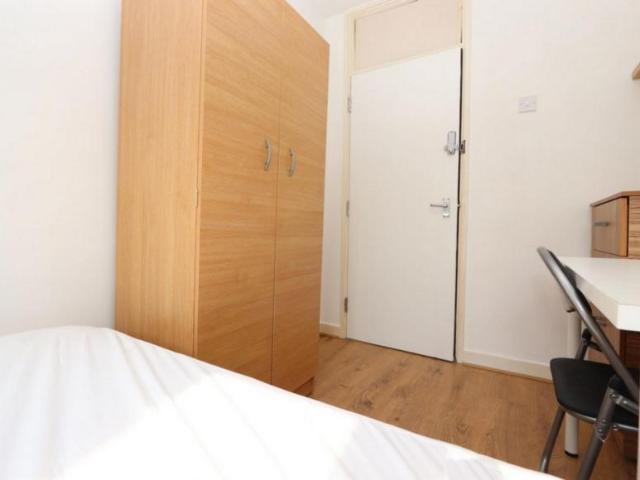 Shared Living/roommate 4 Bedroom For Rent London London 910 ES90559453