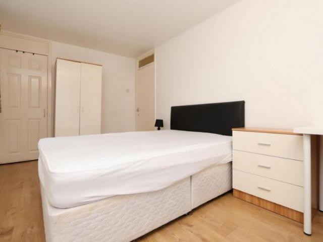 Shared Living/roommate 4 Bedroom For Rent London London 910 ES90559703