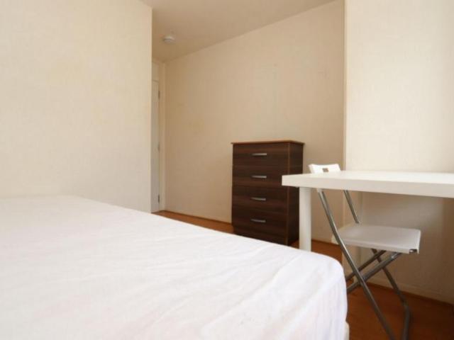 Shared Living/roommate 4 Bedroom For Rent London London 910 ES90559727