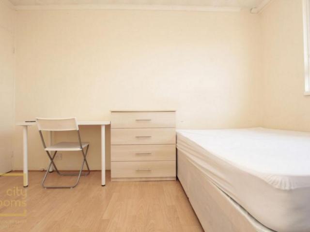 Shared Living/roommate 4 Bedroom For Rent London London 910 ES90559835