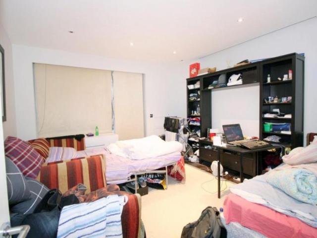 Shared Living/roommate 4 Bedroom For Rent London London 930 ES90563064