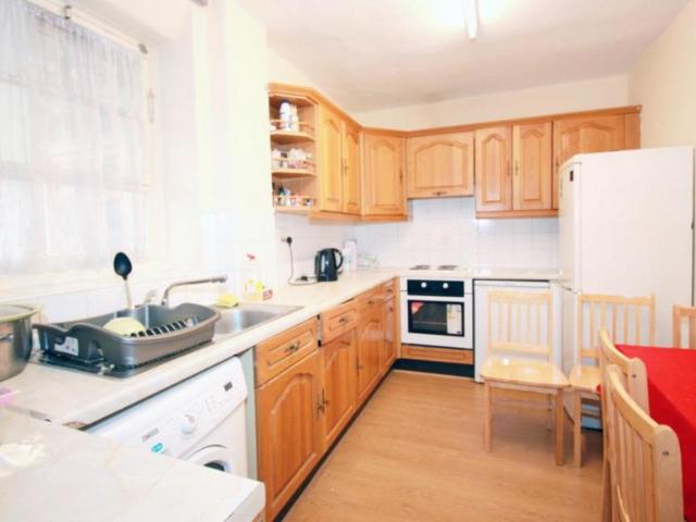 Shared Living/roommate 4 Bedroom For Rent London London 930 ES90563097