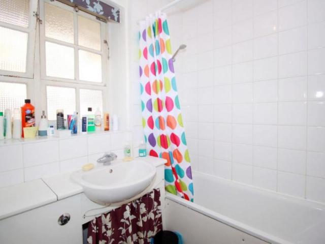 Shared Living/roommate 4 Bedroom For Rent London London 930 ES90563117
