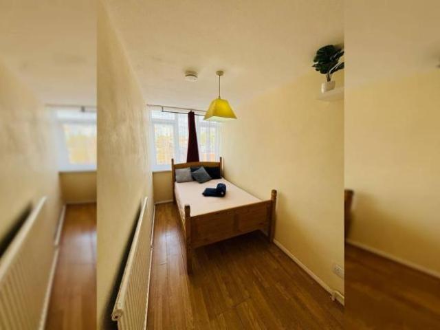 Shared Living/roommate 4 Bedroom For Rent London London 930 ES95662930