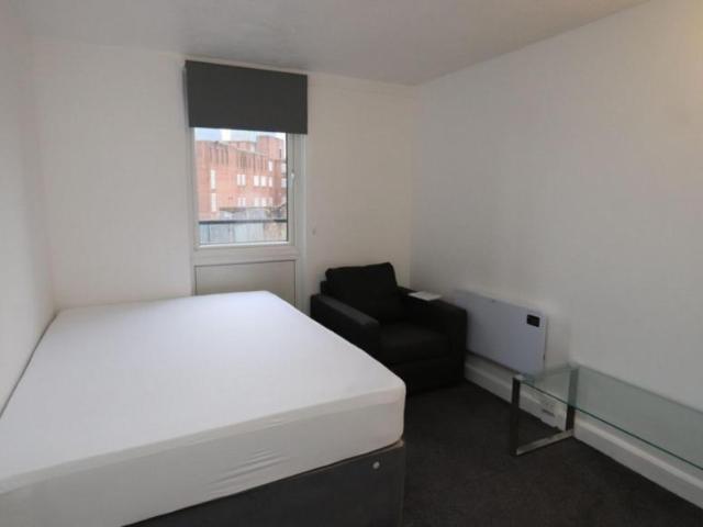 Shared Living/roommate 4 Bedroom For Rent London London 932 ES90559411