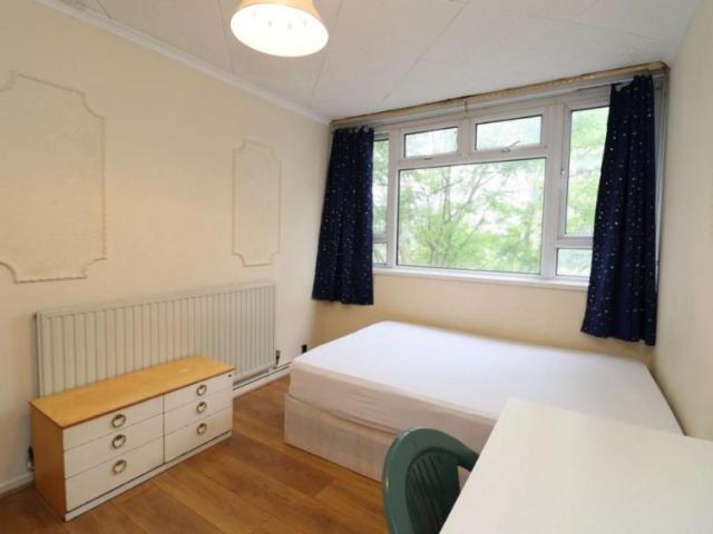 Shared Living/roommate 4 Bedroom For Rent London London 932 ES90559446