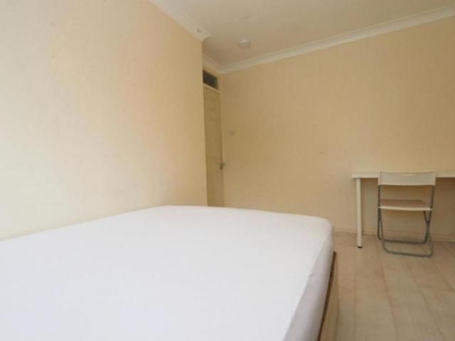 Shared Living/roommate 4 Bedroom For Rent London London 932 ES90559956