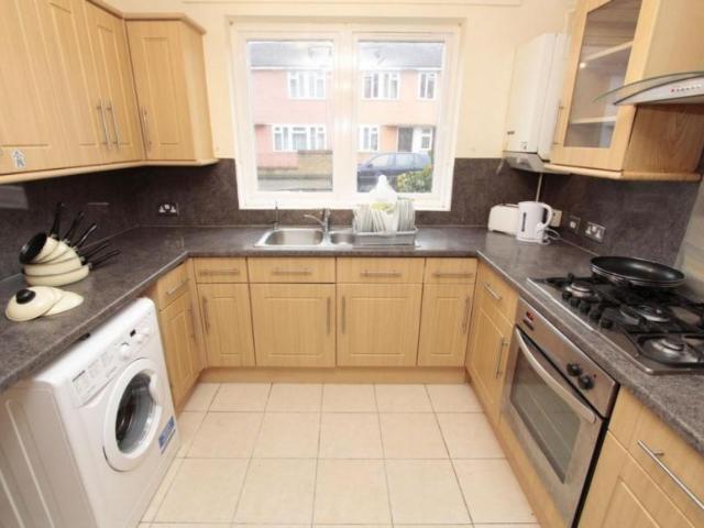 Shared Living/roommate 4 Bedroom For Rent London London 932 ES90560062