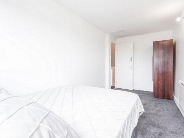 Shared Living/roommate 4 Bedroom For Rent London London 954 ES90559492