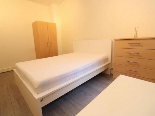 Shared Living/roommate 4 Bedroom For Rent London London 954 ES90559798