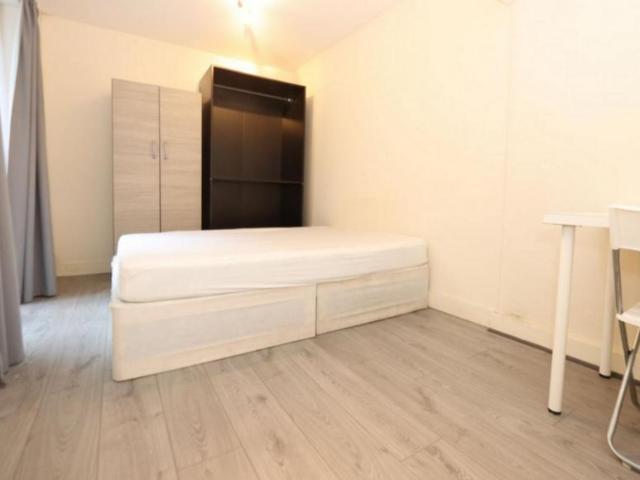 Shared Living/roommate 4 Bedroom For Rent London London 954 ES90559800