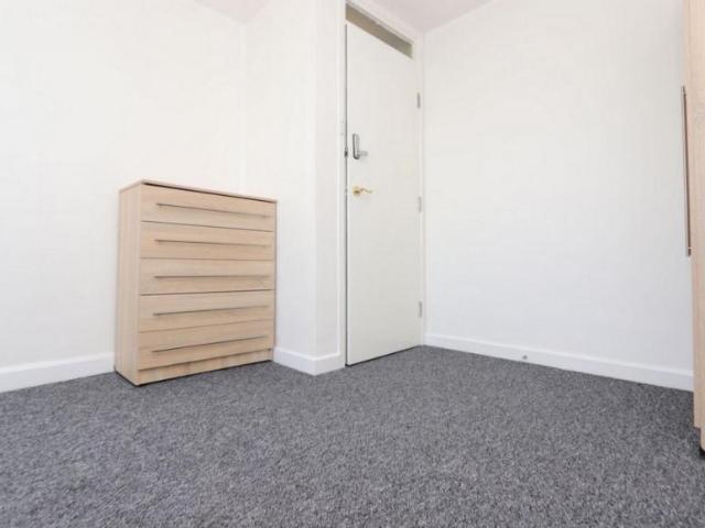 Shared Living/roommate 4 Bedroom For Rent London London 954 ES90559388