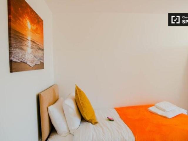 Shared Living/roommate 4 Bedroom For Rent London London 950 ELS101821785