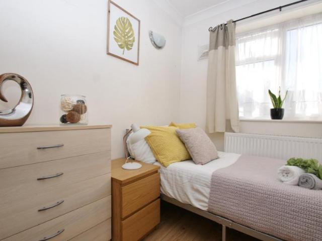 Shared Living/roommate 4 Bedroom For Rent London London 950 ES90562630