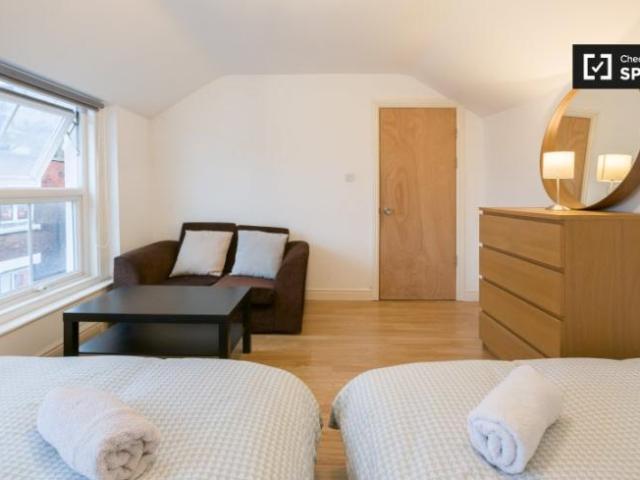 Shared Living/roommate 4 Bedroom For Rent London London 953 ELS101821575