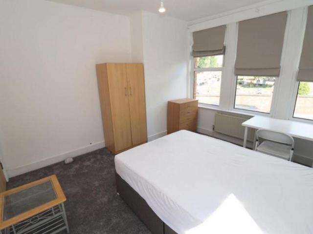 Shared Living/roommate 4 Bedroom For Rent London London 975 ES90559487