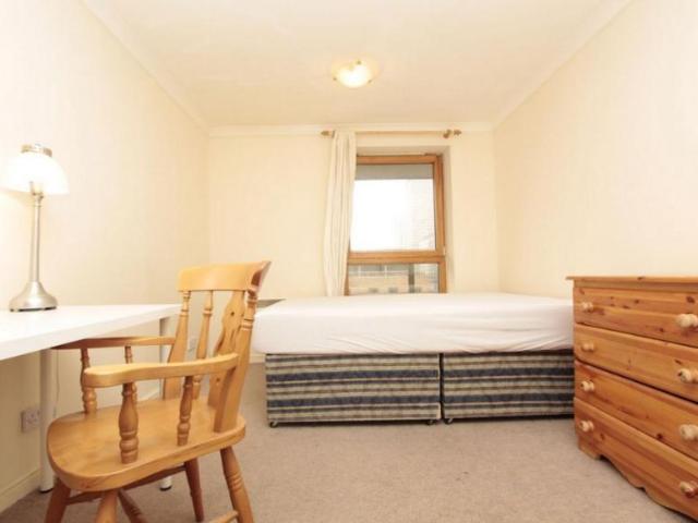 Shared Living/roommate 4 Bedroom For Rent London London 975 ES90559494