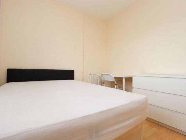 Shared Living/roommate 4 Bedroom For Rent London London 975 ES90559532