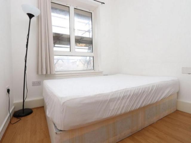 Shared Living/roommate 4 Bedroom For Rent London London 975 ES90559557