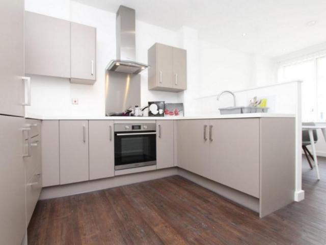 Shared Living/roommate 4 Bedroom For Rent London London 975 ES90559705