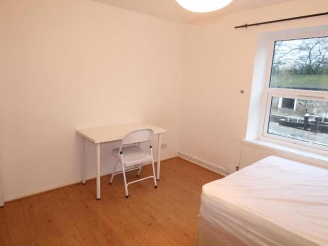 Shared Living/roommate 4 Bedroom For Rent London London 975 ES90559755