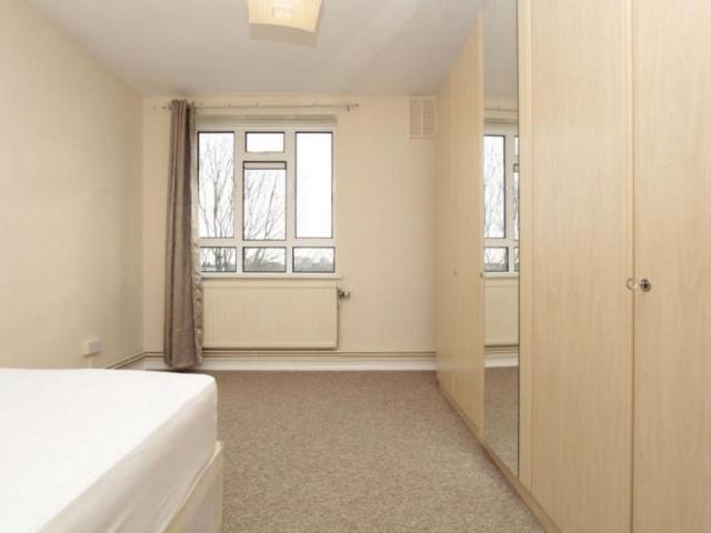 Shared Living/roommate 4 Bedroom For Rent London London 975 ES90559783