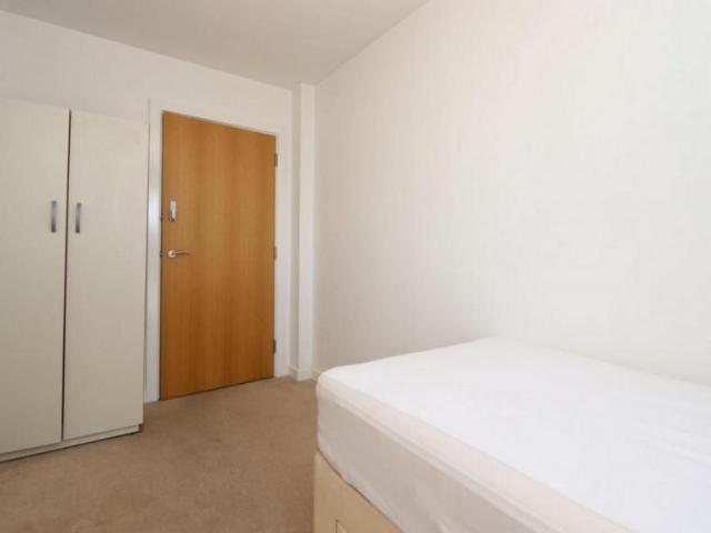 Shared Living/roommate 4 Bedroom For Rent London London 975 ES90560503