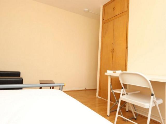 Shared Living/roommate 4 Bedroom For Rent London London 975 ES90560032