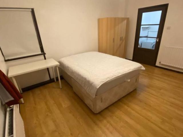 Shared Living/roommate 4 Bedroom For Rent London London 971 ES99724933