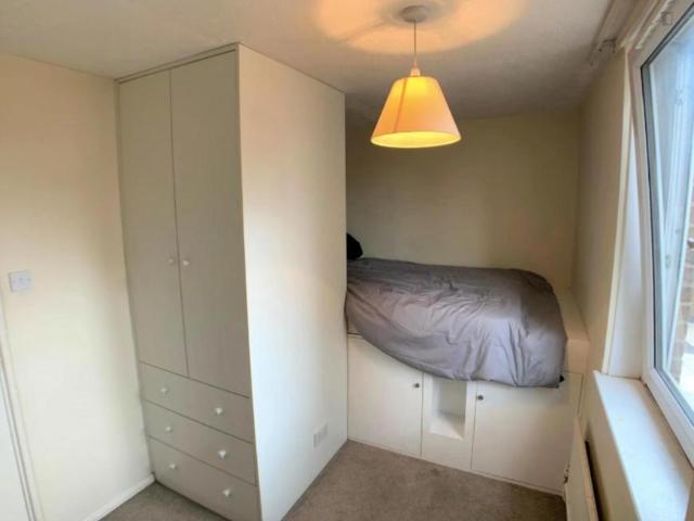 Shared Living/roommate 4 Bedroom For Rent London London 980 ES90563406