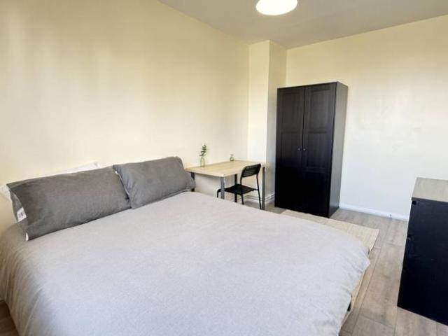 Shared Living/roommate 4 Bedroom For Rent London London 980 ES90986326