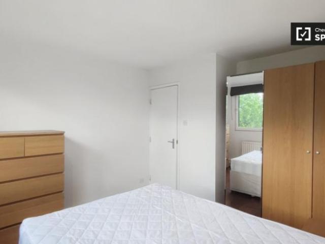 Shared Living/roommate 4 Bedroom For Rent London London 980 ES99724997