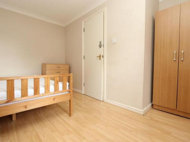 Shared Living/roommate 4 Bedroom For Rent London London 997 ES90559415