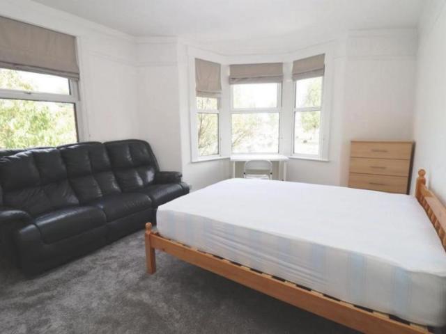 Shared Living/roommate 4 Bedroom For Rent London London 997 ES90559750