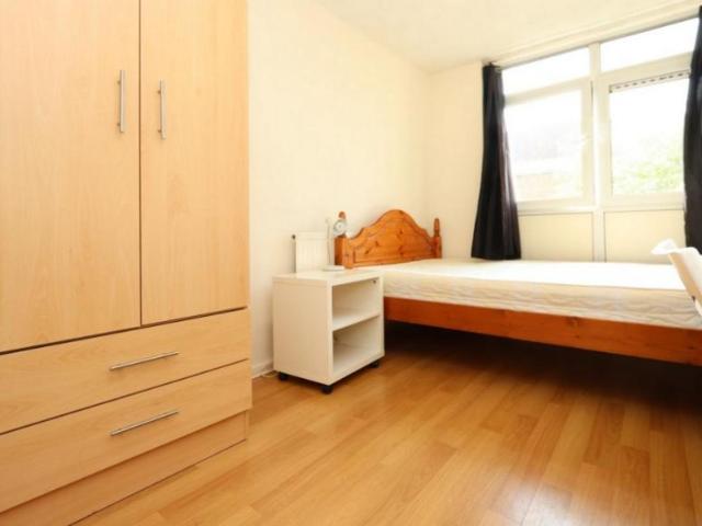 Shared Living/roommate 4 Bedroom For Rent London London 997 ES90559836