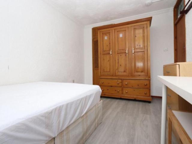 Shared Living/roommate 4 Bedroom For Rent London London 997 ES90559266