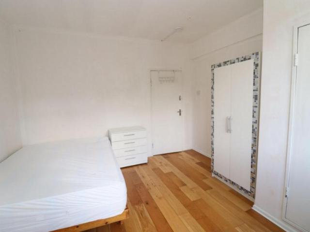Shared Living/roommate 4 Bedroom For Rent London London 997 ES90559298