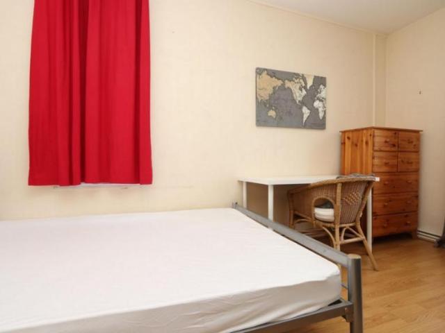 Shared Living/roommate 4 Bedroom For Rent London London 997 ES90560034