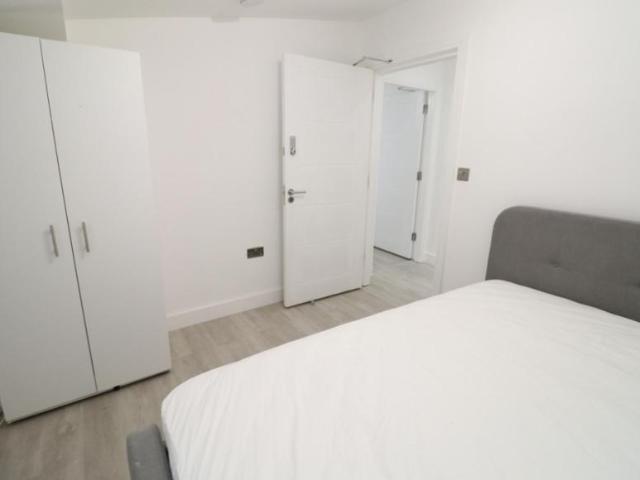 Shared Living/roommate 4 Bedroom For Rent London London 997 ES90561278