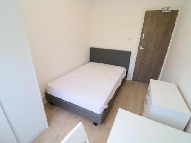 Shared Living/roommate 4 Bedroom For Rent London London 997 ES90563770