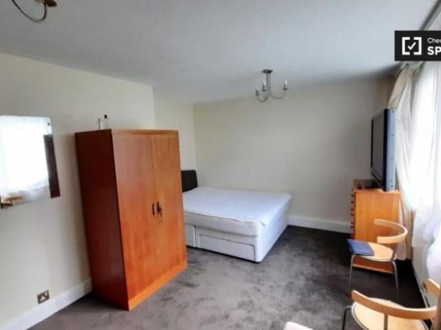 Shared Living/roommate 4 Bedroom For Rent London London 990 ES99724969